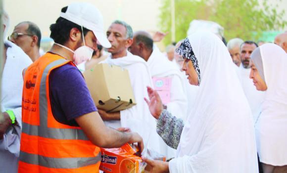 Saudi youth volunteers help ease Haj for pilgrims with cold drinks ...