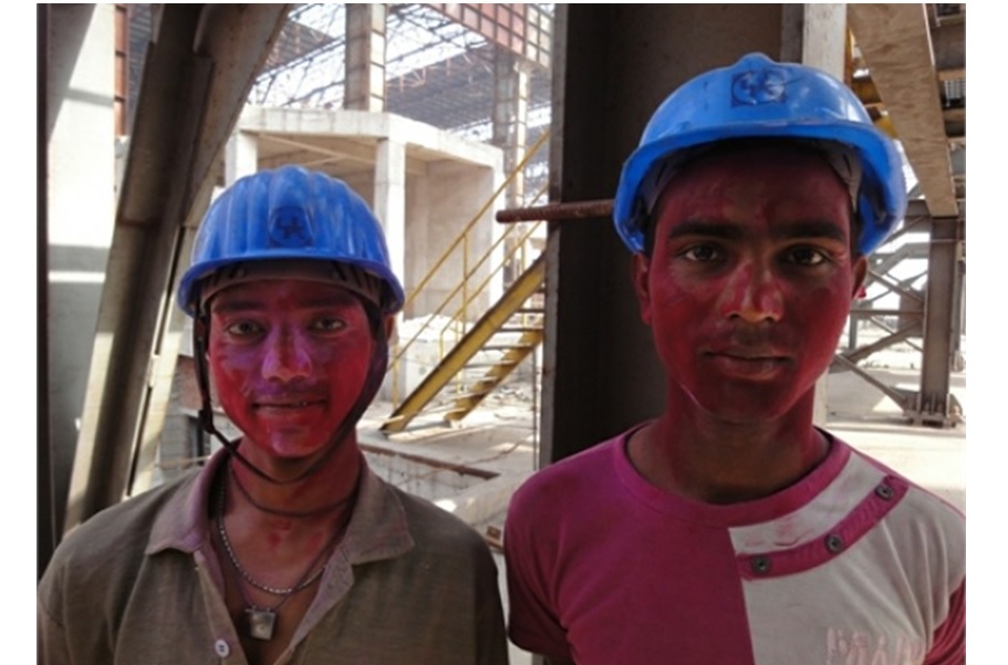 BigZ & du celebrates Festival of Colour with blue collar workers - Eye ...