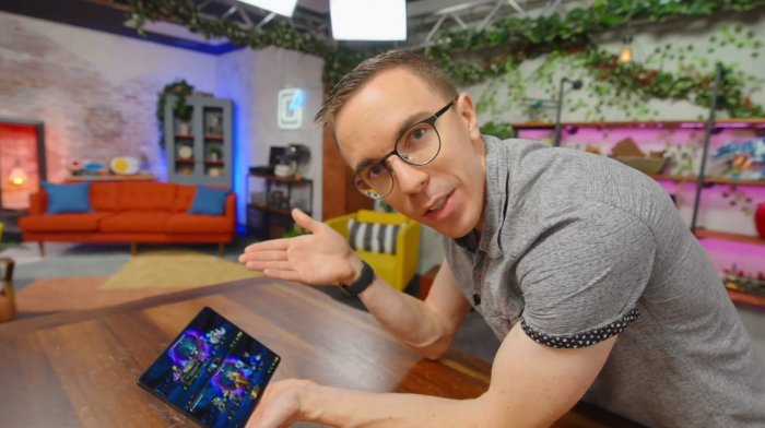 Top YouTuber demos the creative interaction on the HONOR Magic V2 ...